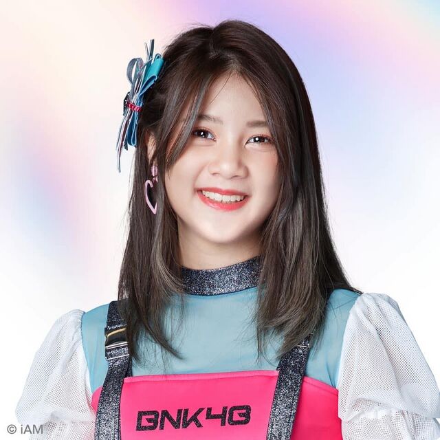 ファイル:2021年BNK48プロフィール Korapat Nilprapa.jpg - エケペディア